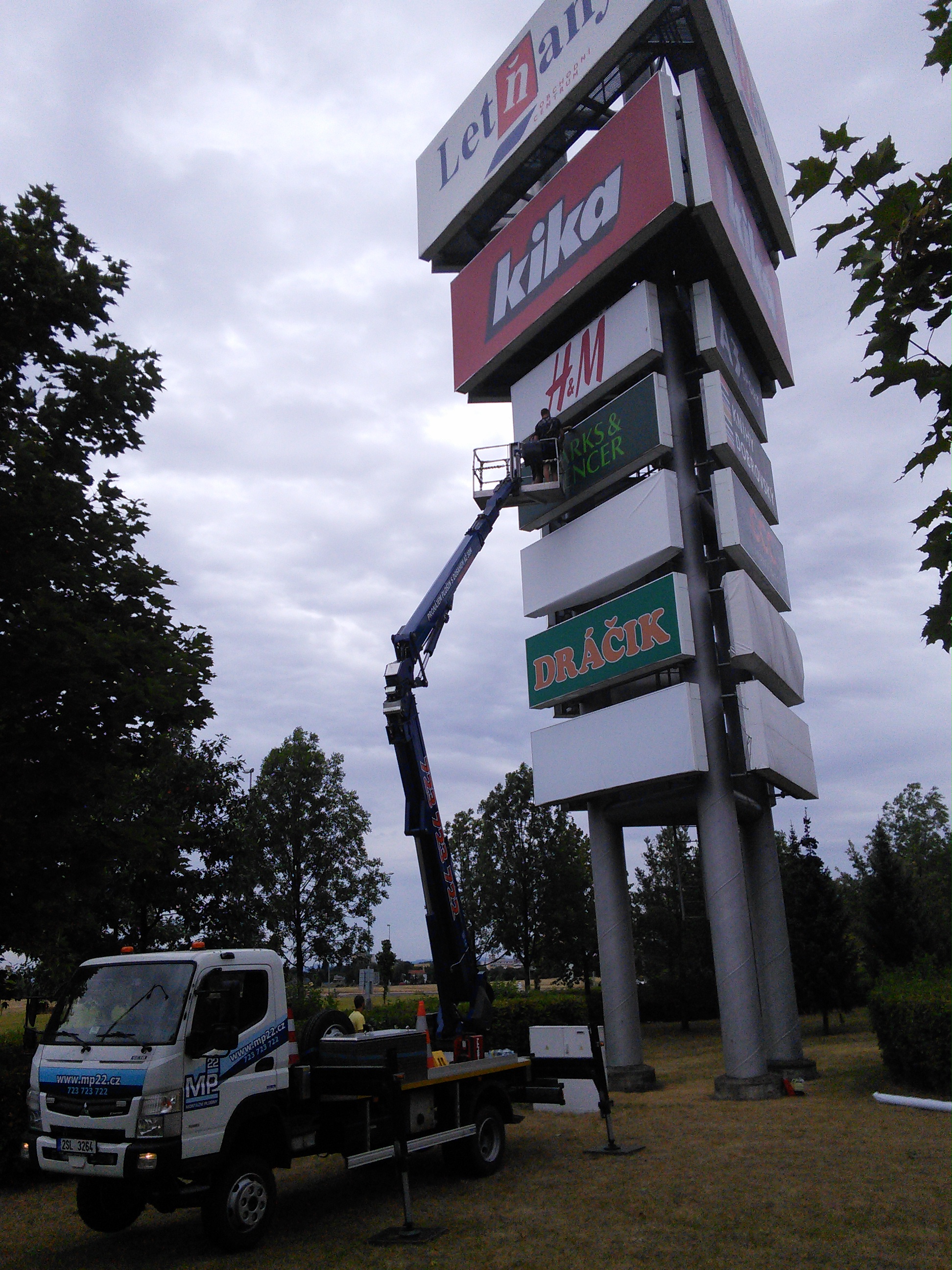 Instalace reklamy - totem OC Letňany - Reference plošin MP22